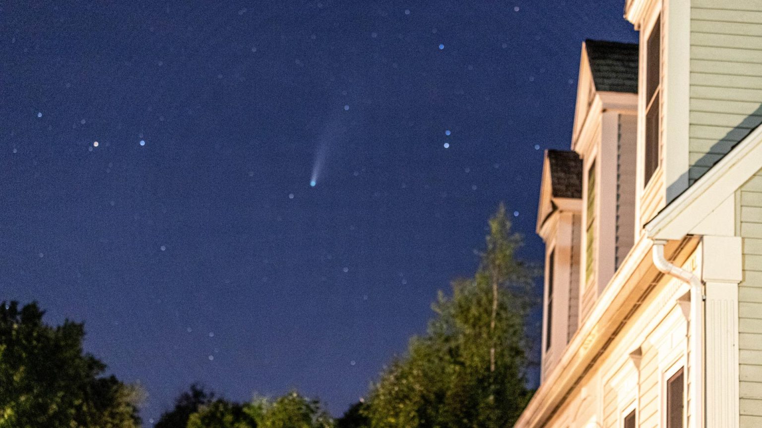Celestial Wanderers: The Splendor of Comets Streaking Across the Sky ...