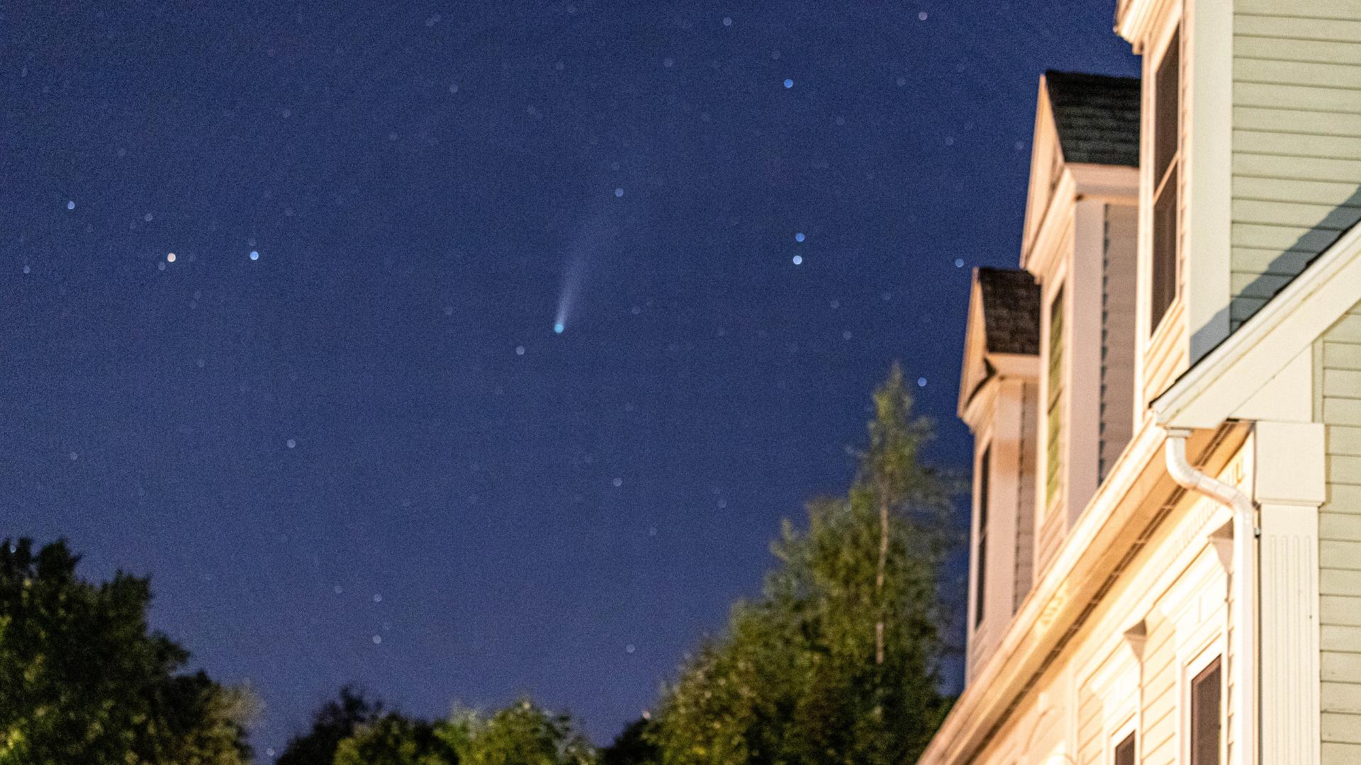 Celestial Wanderers: The Splendor of Comets Streaking Across the Sky ...